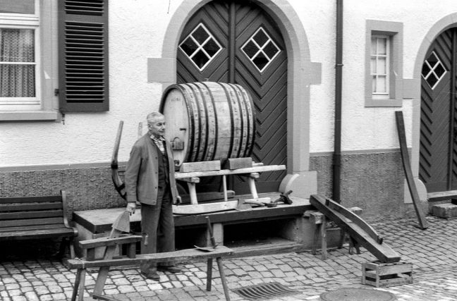 Albert Benitz mit Küfer-Werkzeugen, ca. 1981 - Löffingen damals