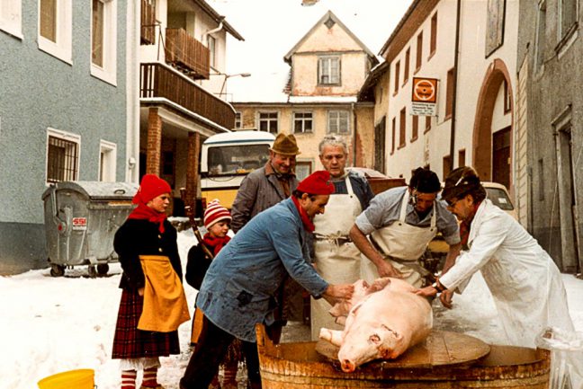 Schweineschlachten in der Kirchstraße, 1984 - Löffingen damals
