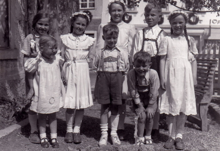 Kindergruppe im Garten der Bäckerei Willmann in der Unteren Hauptstraße ...