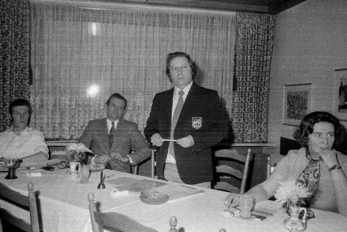 2 Fotos: Sitzung mit Kurgeschäftsführer Diehr, 1974 - Löffingen damals